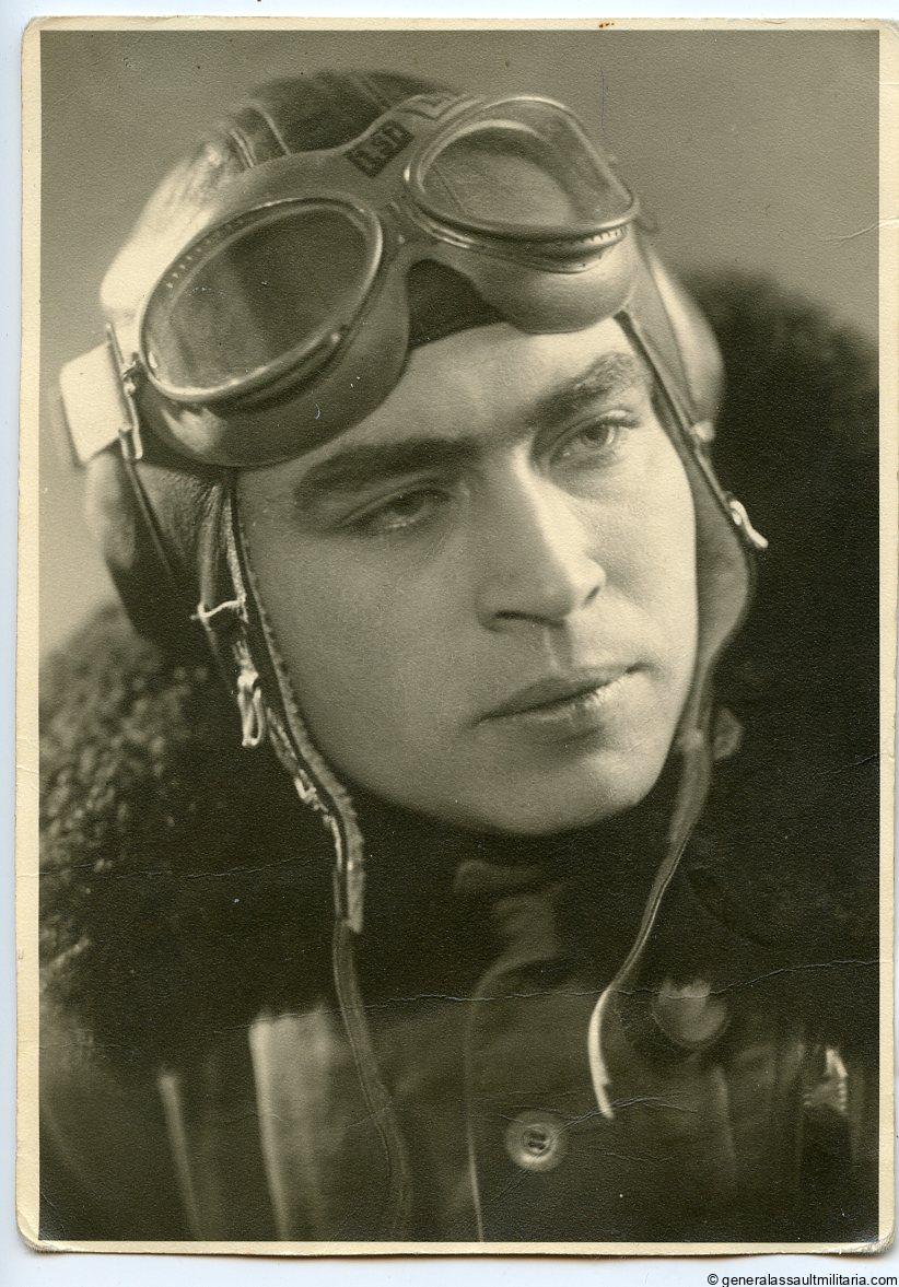 Luftwaffe Pilot portrait in winter gear - Generalassaultmilitaria
