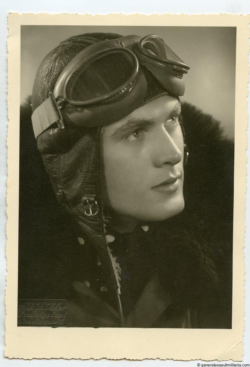 Luftwaffe Pilot portrait in winter gear - Generalassaultmilitaria