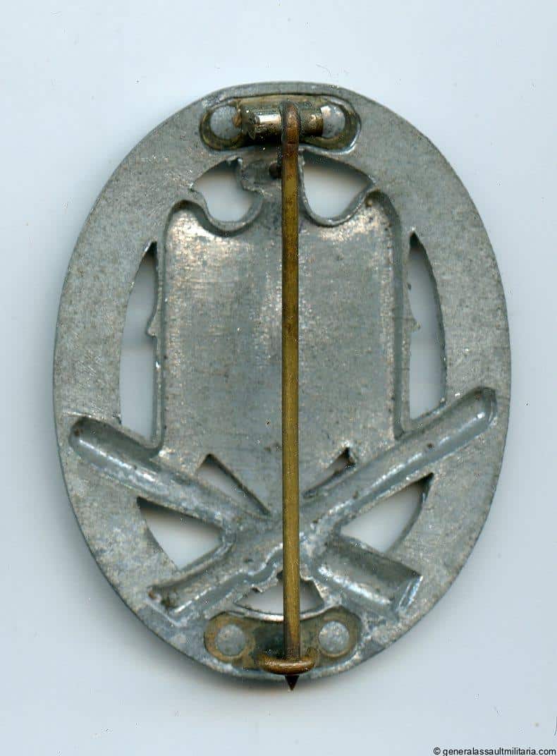 General assault badge - 4-rivet maker - Generalassaultmilitaria