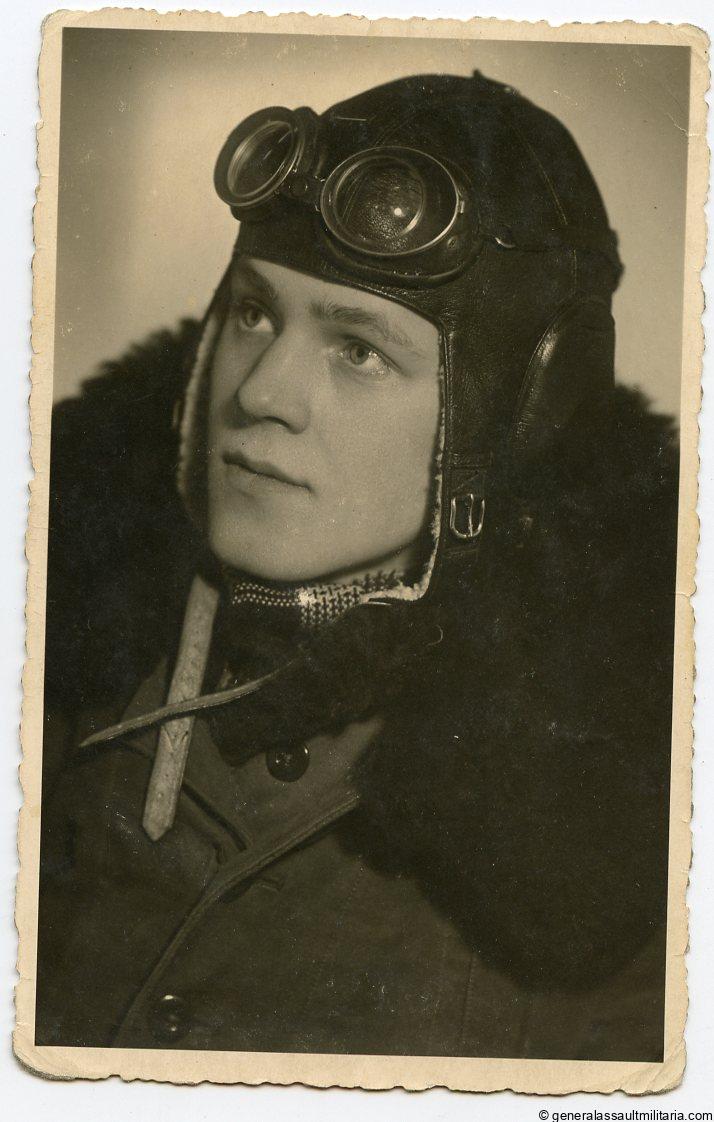 Luftwaffe pilot portrait in winter flight gear - Generalassaultmilitaria
